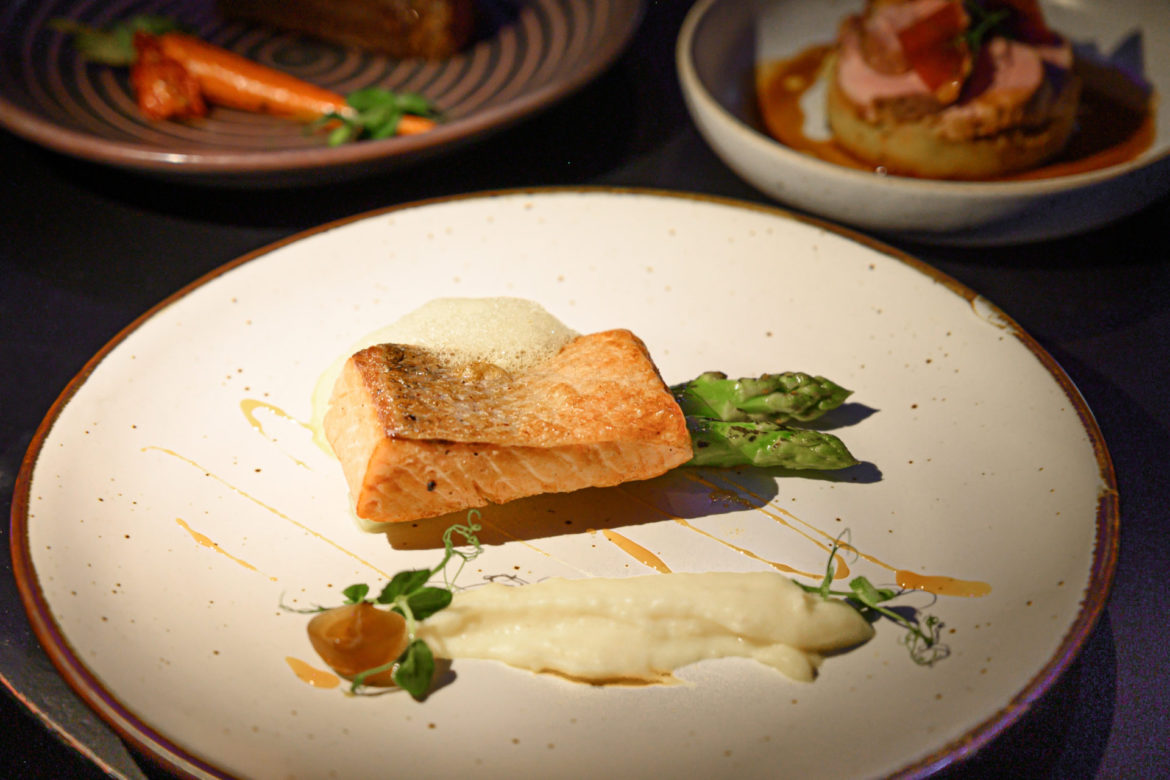 ดื่มด่ำบรรยากาศกับมื้ออาหารสุดพิเศษที่ Blue Sky Rooftop Bar & Dining