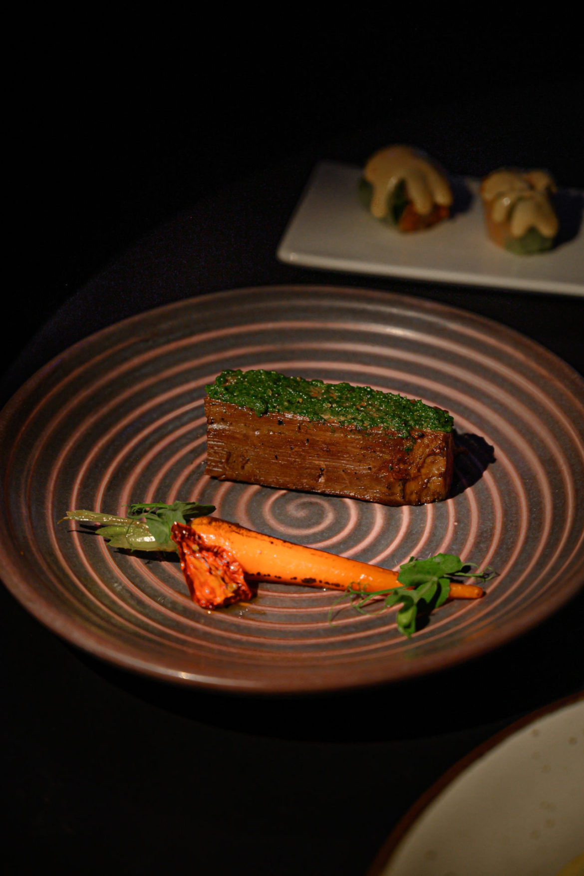 ดื่มด่ำบรรยากาศกับมื้ออาหารสุดพิเศษที่ Blue Sky Rooftop Bar & Dining