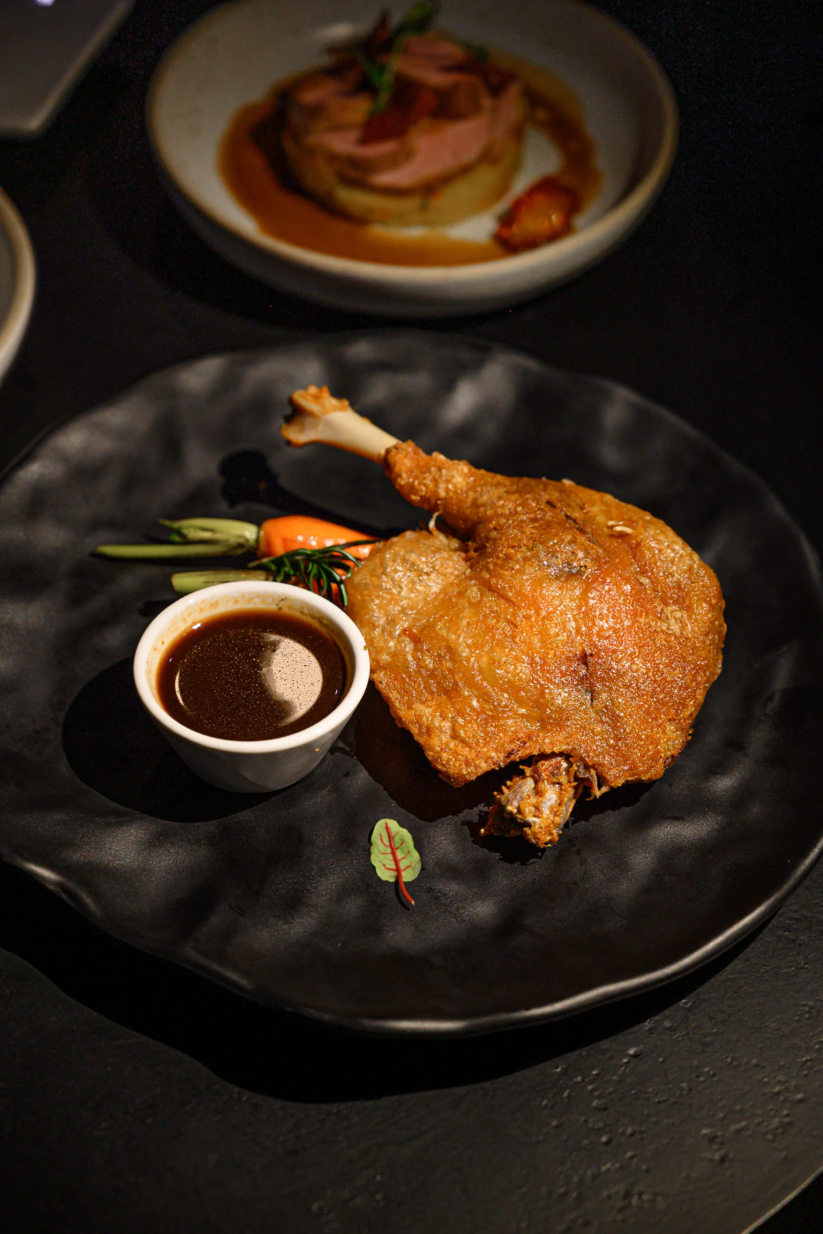 ดื่มด่ำบรรยากาศกับมื้ออาหารสุดพิเศษที่ Blue Sky Rooftop Bar & Dining