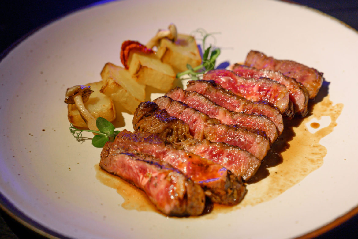 ดื่มด่ำบรรยากาศกับมื้ออาหารสุดพิเศษที่ Blue Sky Rooftop Bar & Dining