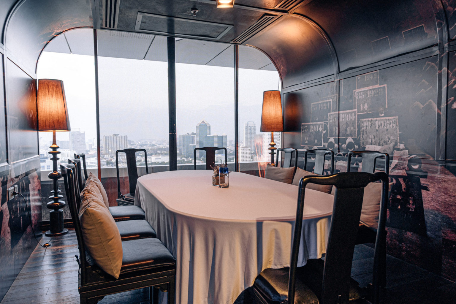 ดื่มด่ำบรรยากาศกับมื้ออาหารสุดพิเศษที่ Blue Sky Rooftop Bar & Dining