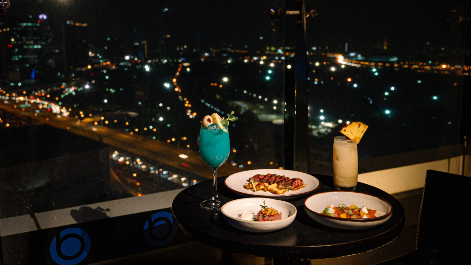 ดื่มด่ำบรรยากาศกับมื้ออาหารสุดพิเศษที่ Blue Sky Rooftop Bar & Dining