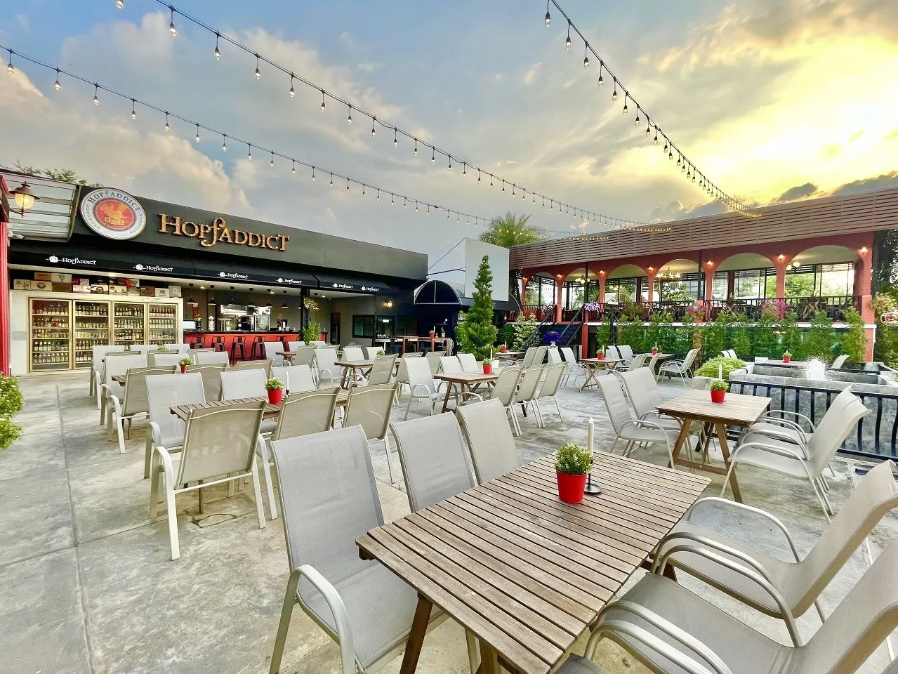 12 ร้านอาหาร ชลบุรี เลื่องชื่อ รสชาติอร่อย สดใหม่ วิวสวย บรรยากาศดี ติดทะเล