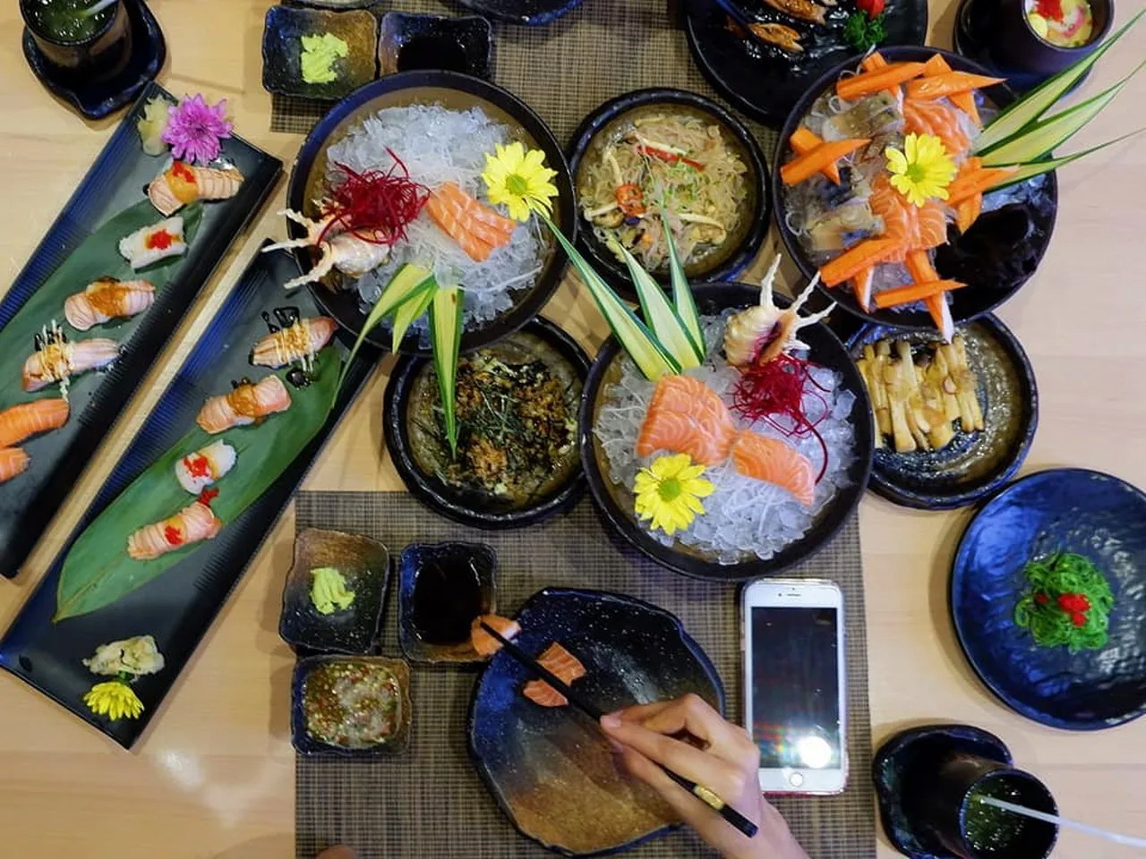 12 ร้านอาหาร ชลบุรี เลื่องชื่อ รสชาติอร่อย สดใหม่ วิวสวย บรรยากาศดี ติดทะเล