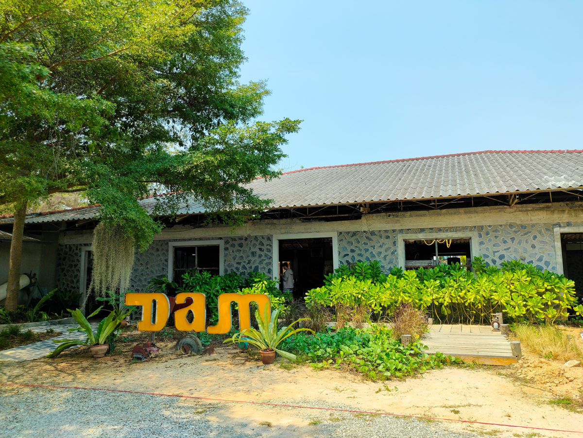 DAM Pattaya หลบร้อน ฮีลหัวใจ ในคาเฟ่ริมทะเล - Hungry Hub Blog