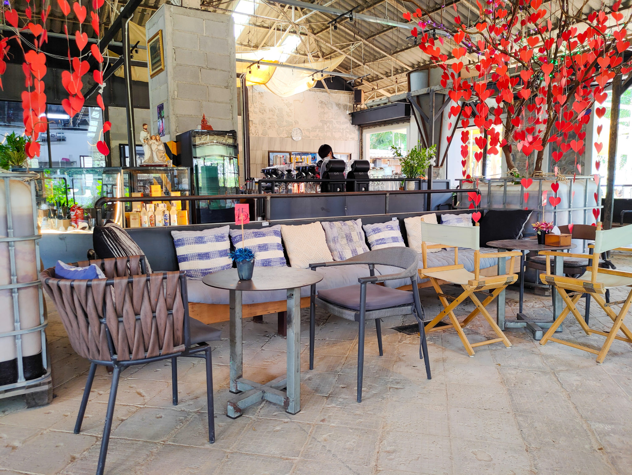 DAM Pattaya หลบร้อน ฮีลหัวใจ ในคาเฟ่ริมทะเล - Hungry Hub Blog