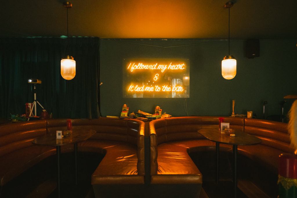 รีวิว In the house Ari 5 บาร์ลับสุดชิล ไวบ์ดี มีดนตรีสดให้ฟัง - Hungry ...