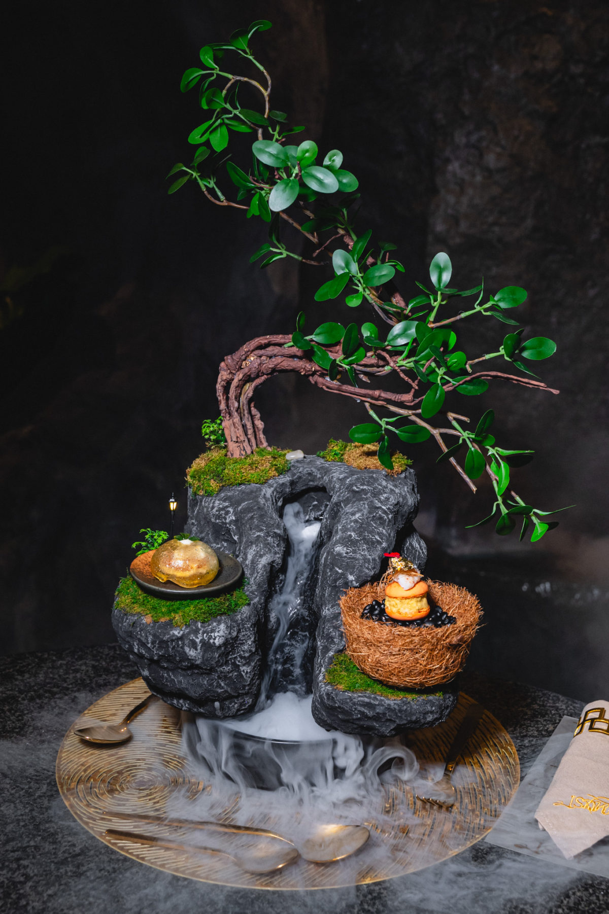 Myste Restaurant ไฟน์ไดนิ่งอลังการ ในถ้ำน้ำตกกลางสายหมอก ที่แรกของไทย