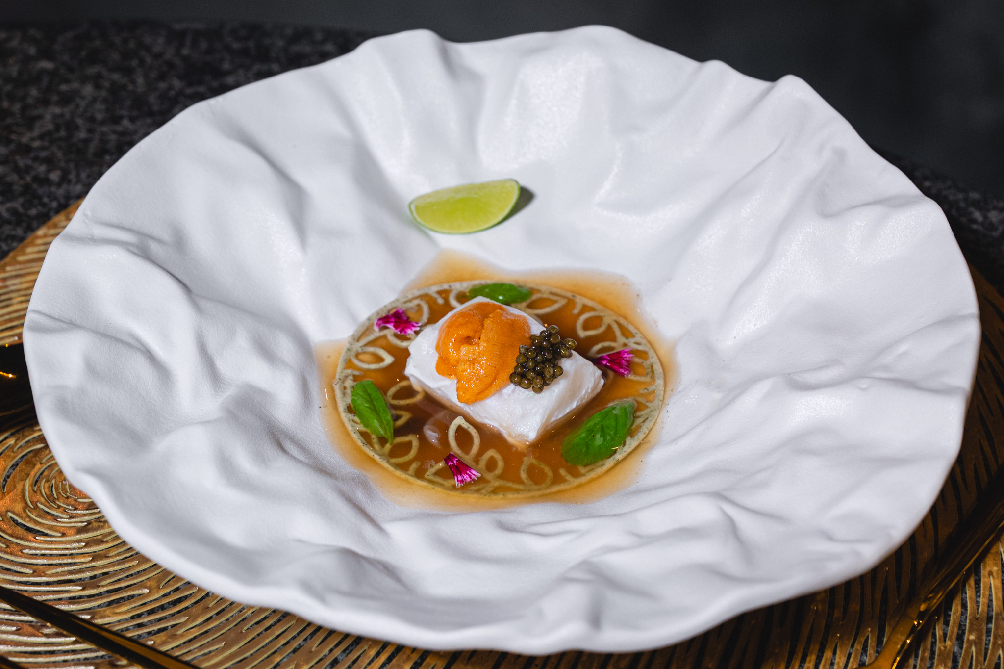 Myste Restaurant ไฟน์ไดนิ่งอลังการ ในถ้ำน้ำตกกลางสายหมอก ที่แรกของไทย