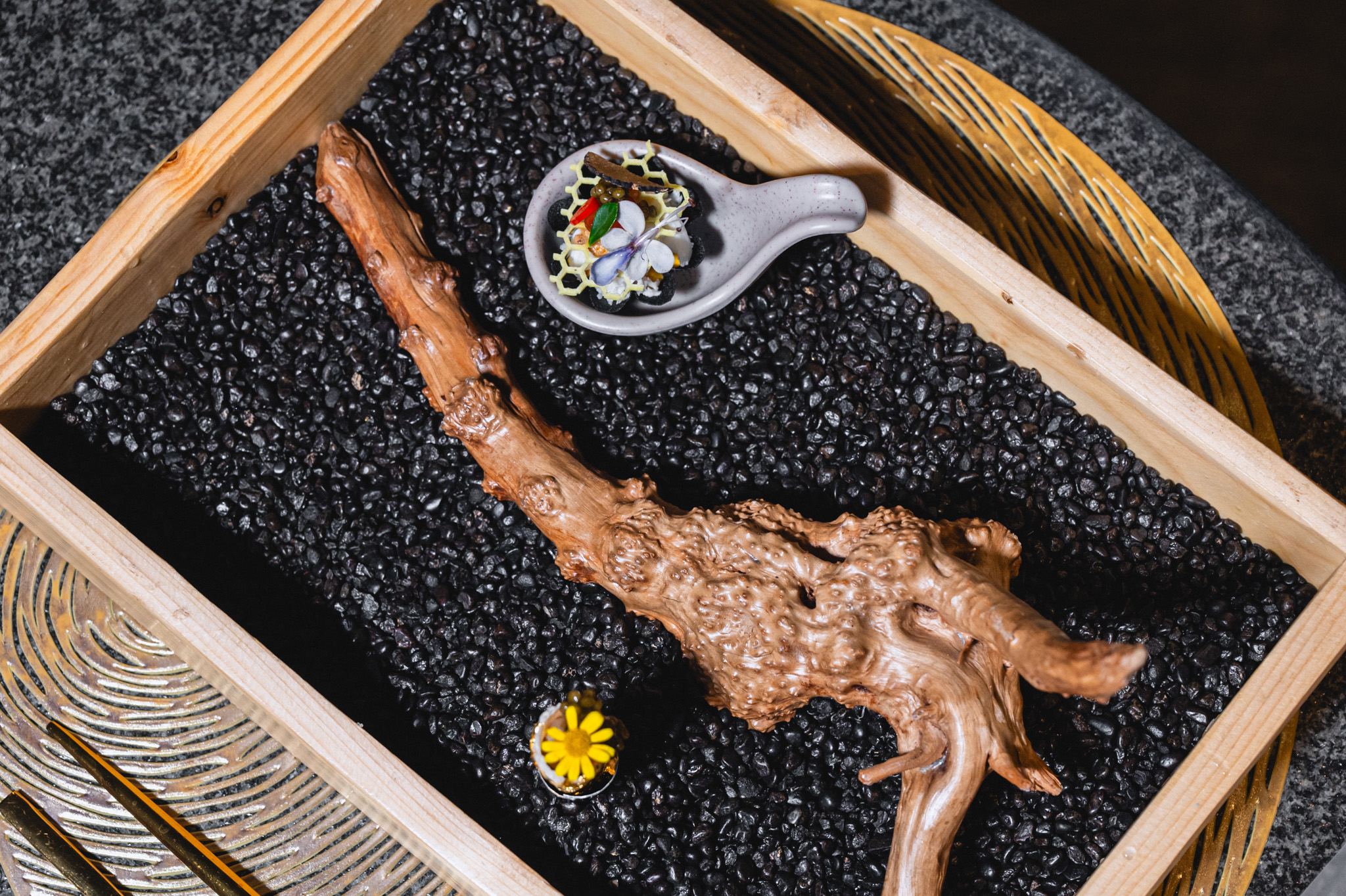 Myste Restaurant ไฟน์ไดนิ่งอลังการ ในถ้ำน้ำตกกลางสายหมอก ที่แรกของไทย