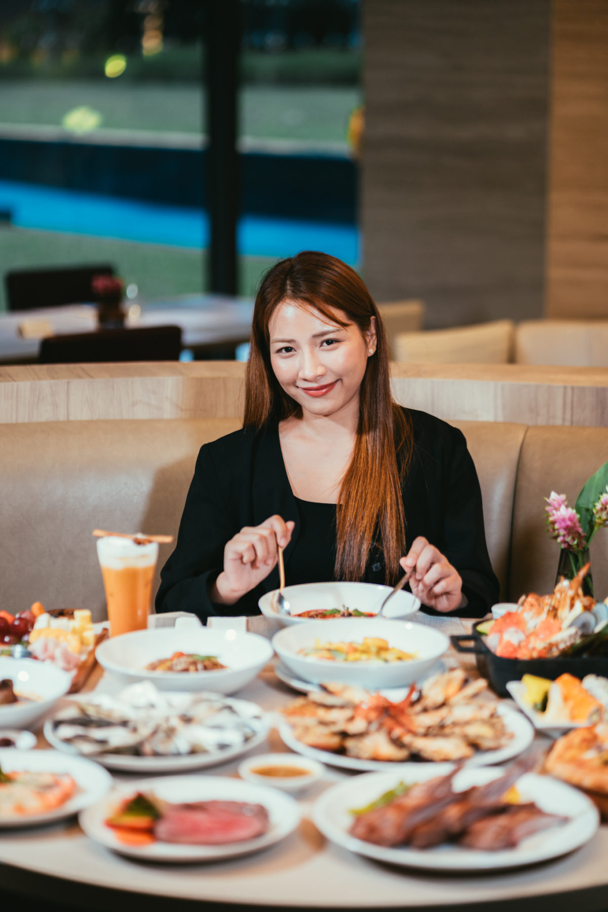 Chon Som at Courtyard บุฟเฟ่ต์นานาชาติพรีเมียม ในโรงแรมหรู 4 ดาว