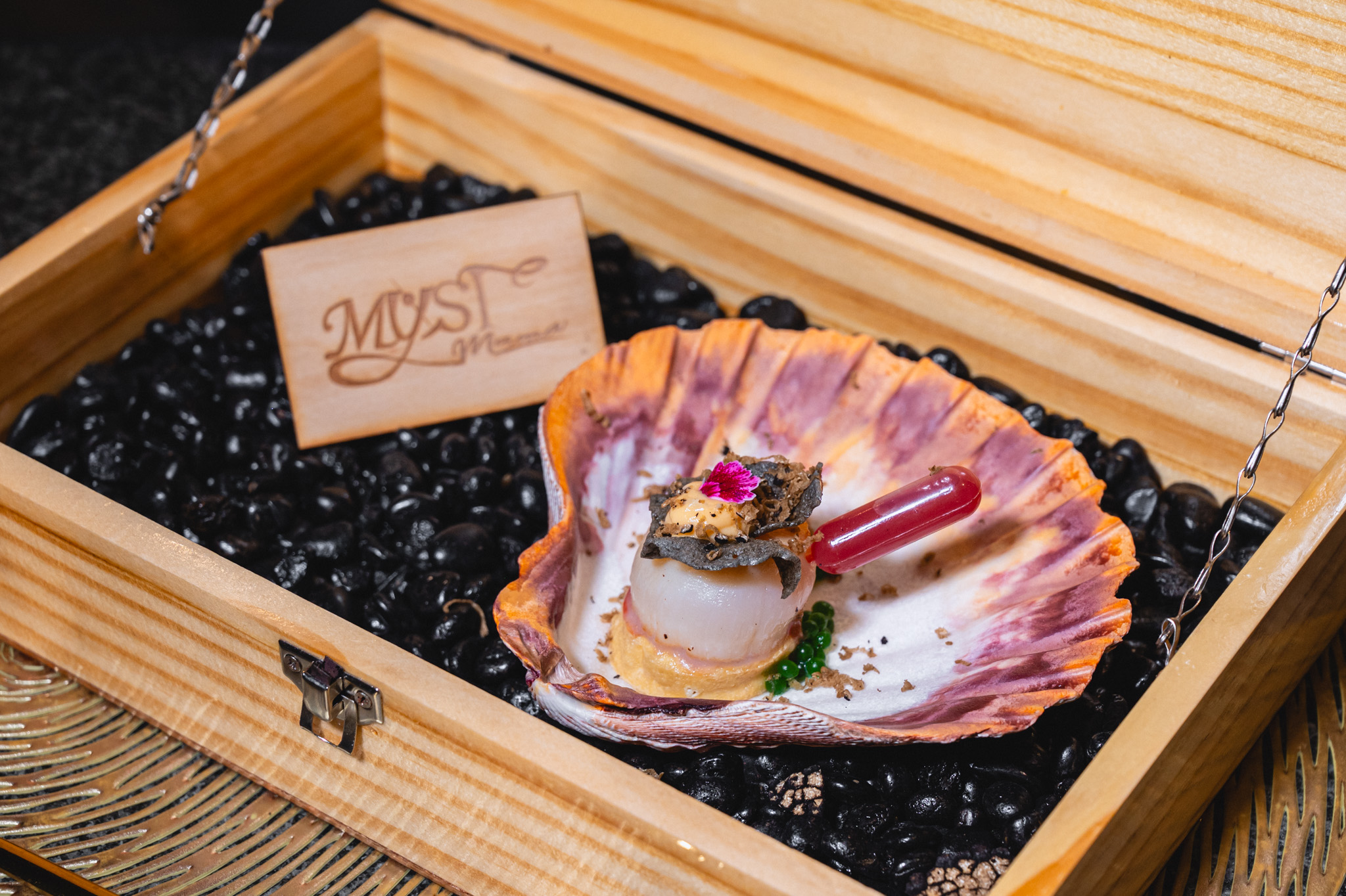 Myste Restaurant ไฟน์ไดนิ่งอลังการ ในถ้ำน้ำตกกลางสายหมอก ที่แรกของไทย