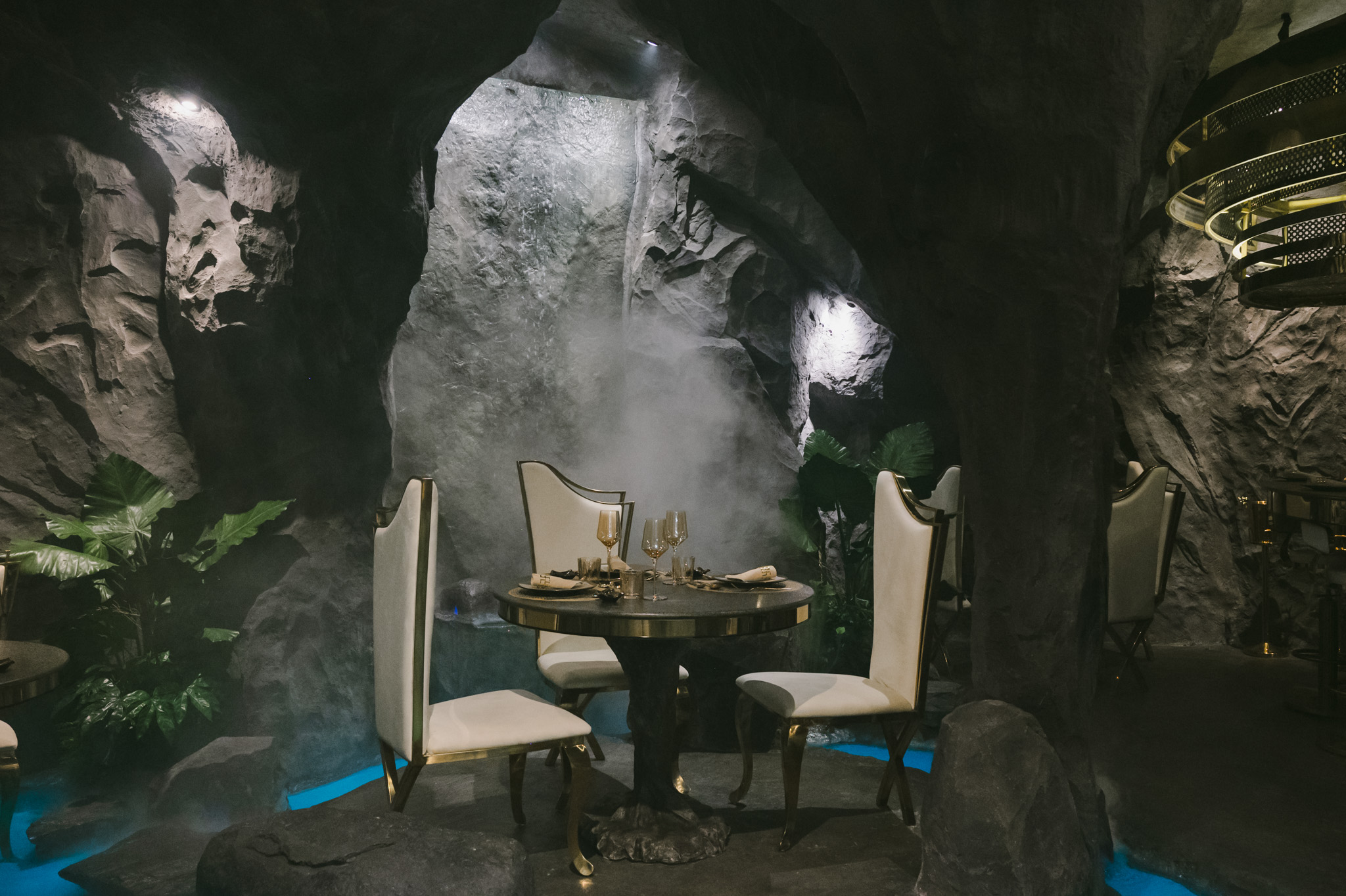 Myste Restaurant ไฟน์ไดนิ่งอลังการ ในถ้ำน้ำตกกลางสายหมอก ที่แรกของไทย